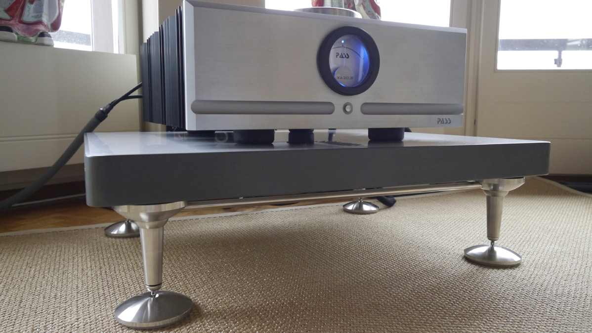 6moons audioreviews: Artesania Audio amp stands